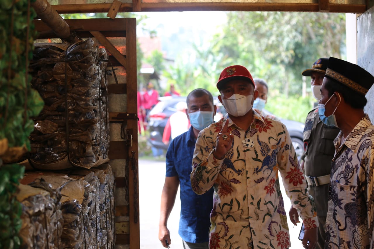 Peringati HPSN, Lambar Gelar Gerakan Sedekah Sampah | Lampung Post Peringati HPSN, Lambar Gelar Gerakan Sedekah Sampah | Lampung Post